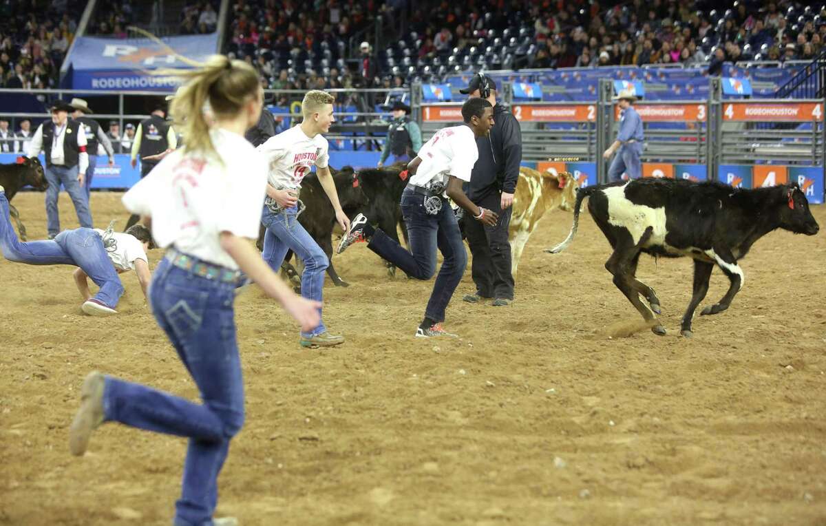 Kids scramble to catch calves and college at RodeoHouston
