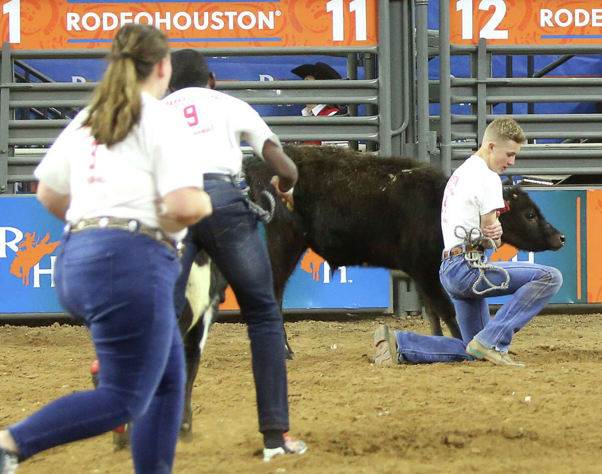 Kids scramble to catch calves and college at RodeoHouston