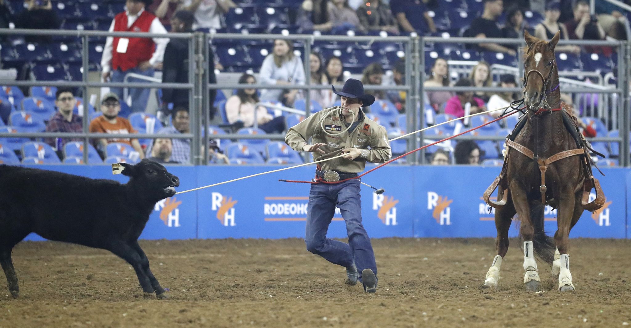 Tie-down roper Shane Hanchey in the mix for another RodeoHouston title