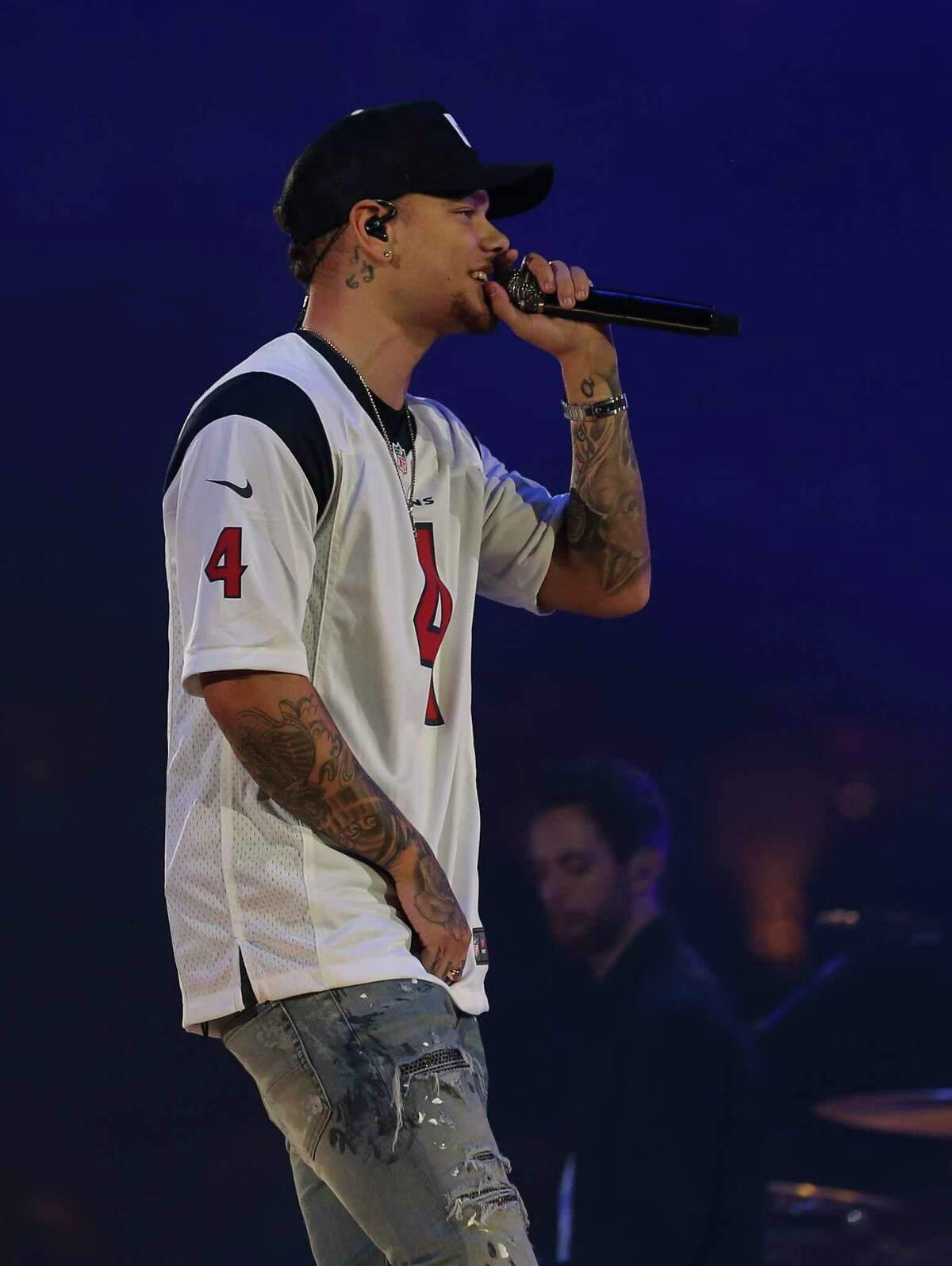 Kane Brown says plenty with emotional RodeoHouston performance