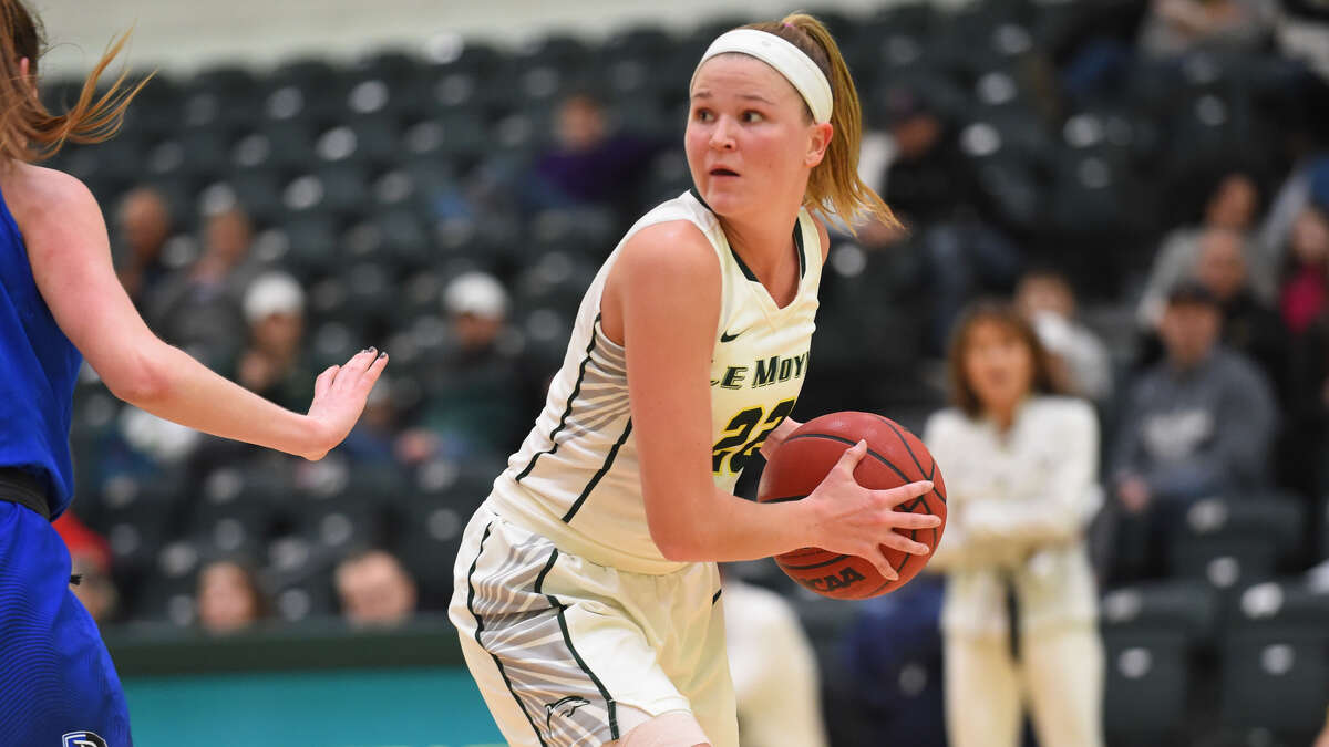 Basketball coach Gina Castelli's local recruits key to NCAA title run