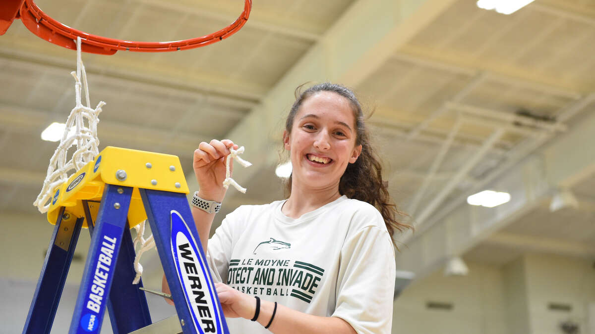 Basketball coach Gina Castelli's local recruits key to NCAA title run