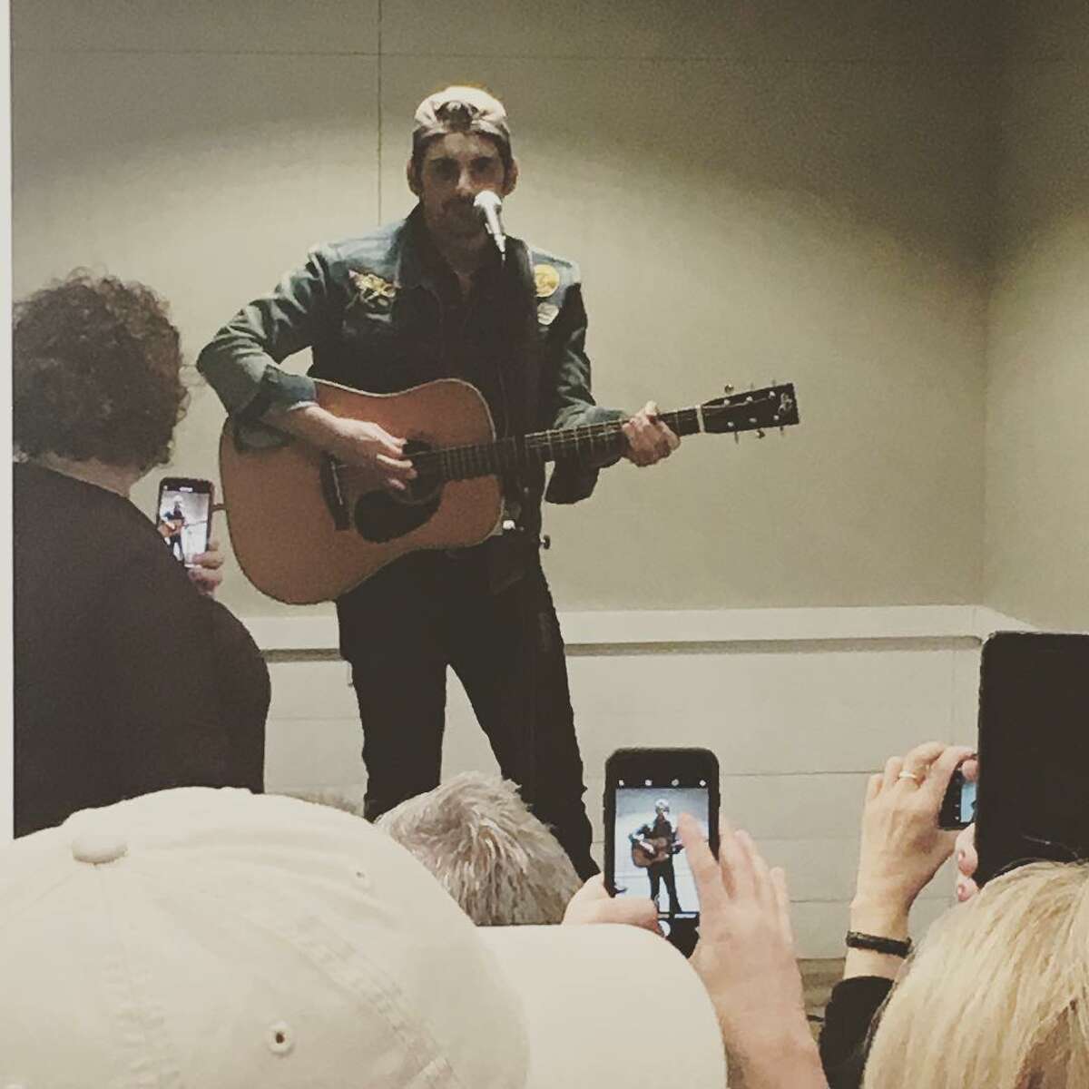 Brad Paisley surprises Woodlands coffee shop customers with acoustic ...