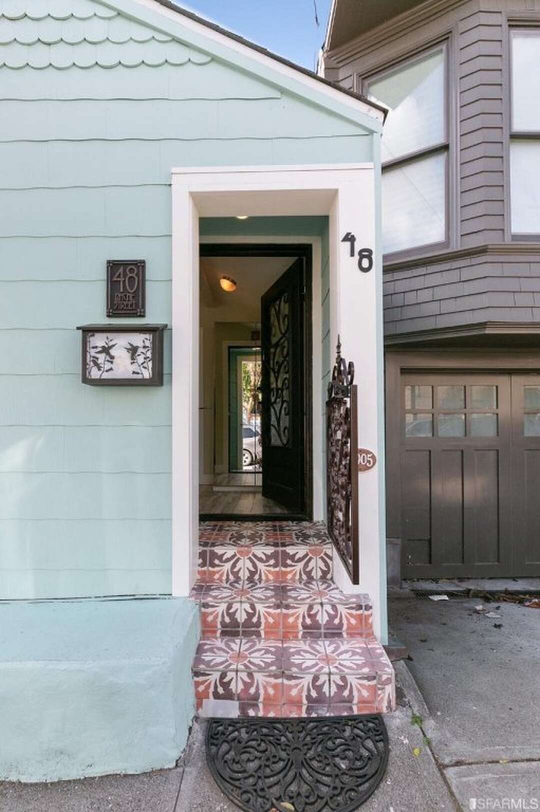 Photos show the dramatic difference between an $800K home in Texas and ...