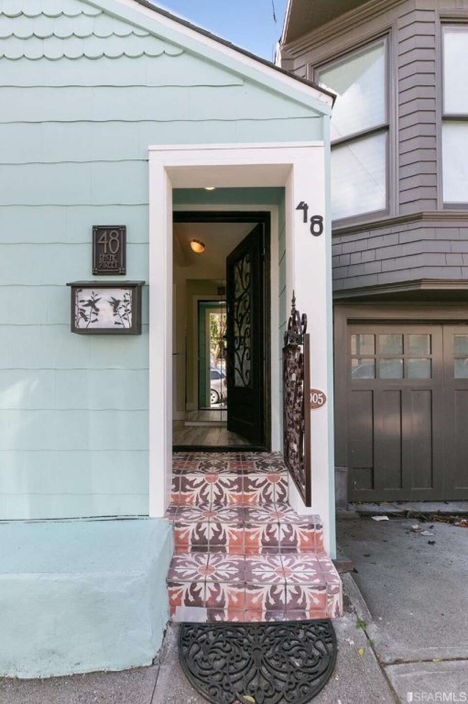 Photos show the dramatic difference between an $800K home in Texas and ...