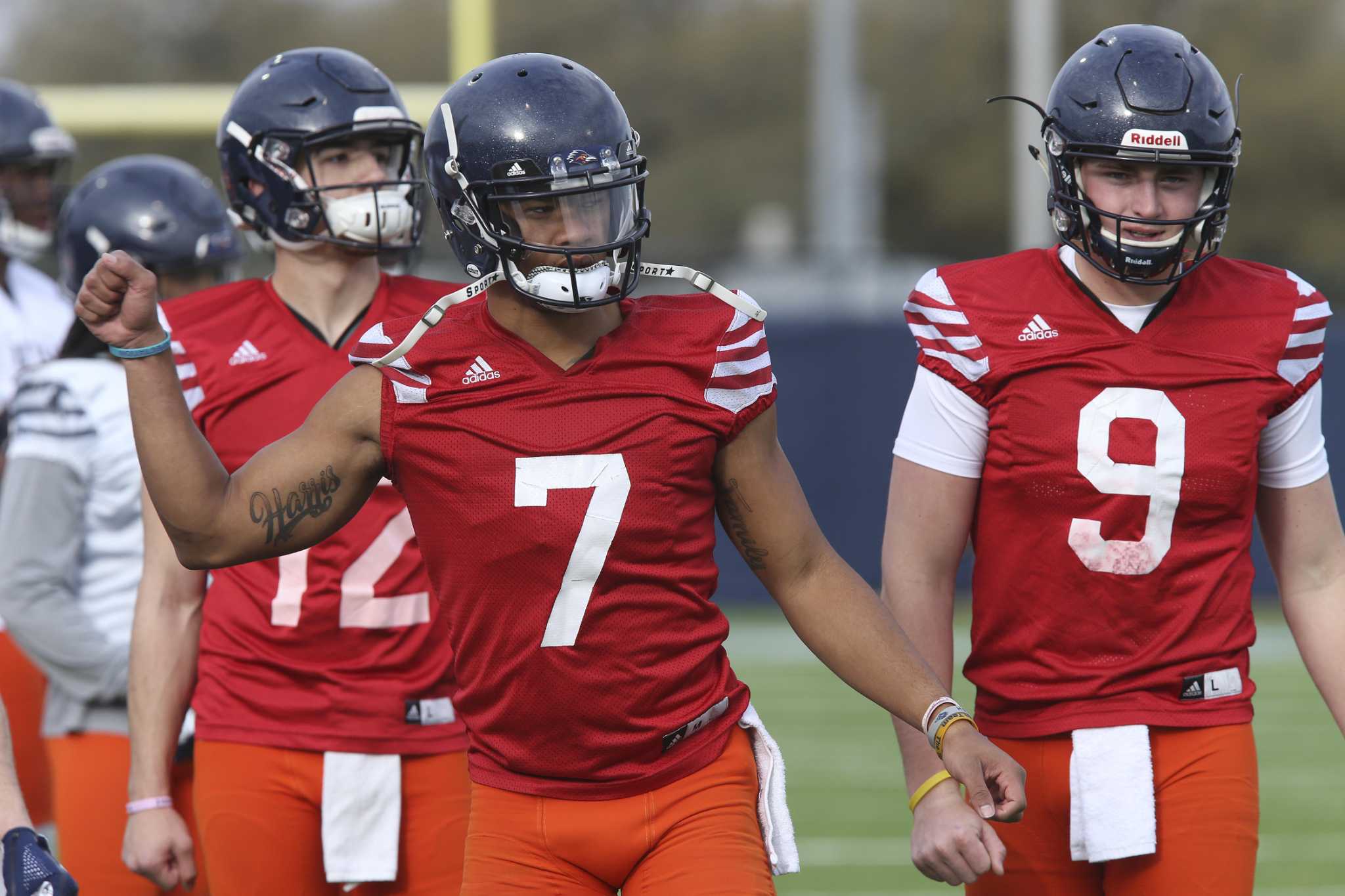 Five quarterbacks in rotation during UTSA’s first spring practice