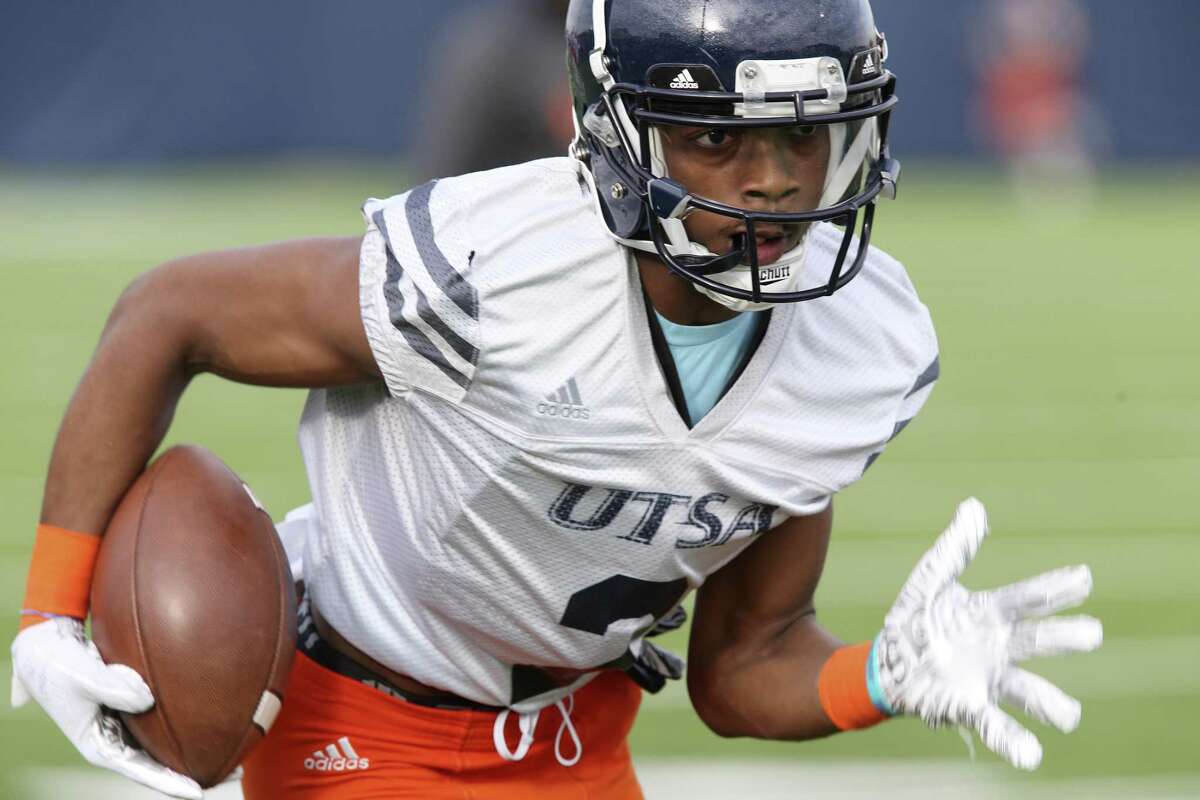 Five quarterbacks in rotation during UTSA’s first spring practice