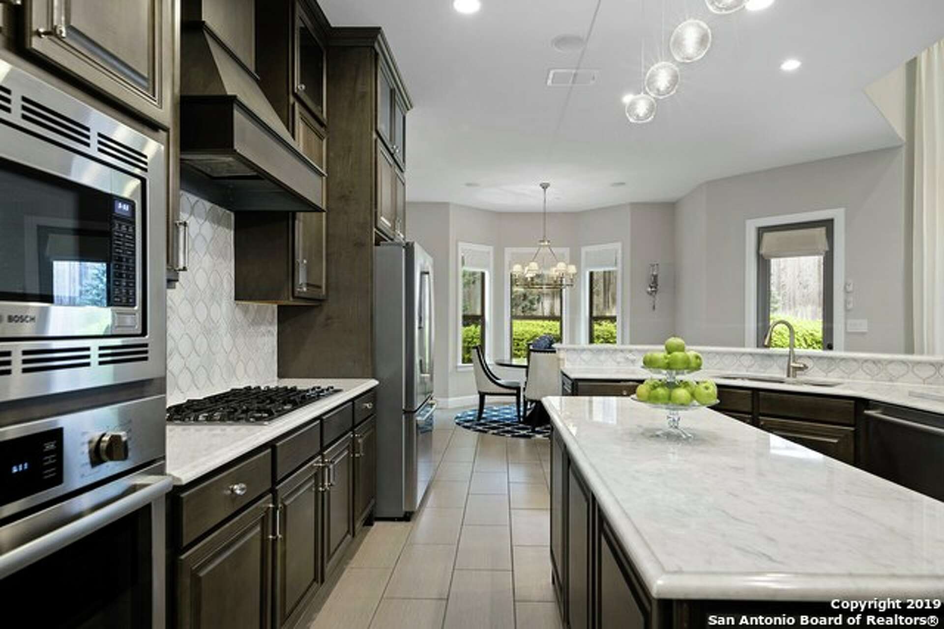 Photos show the dramatic difference between an $800K home in Texas and ...