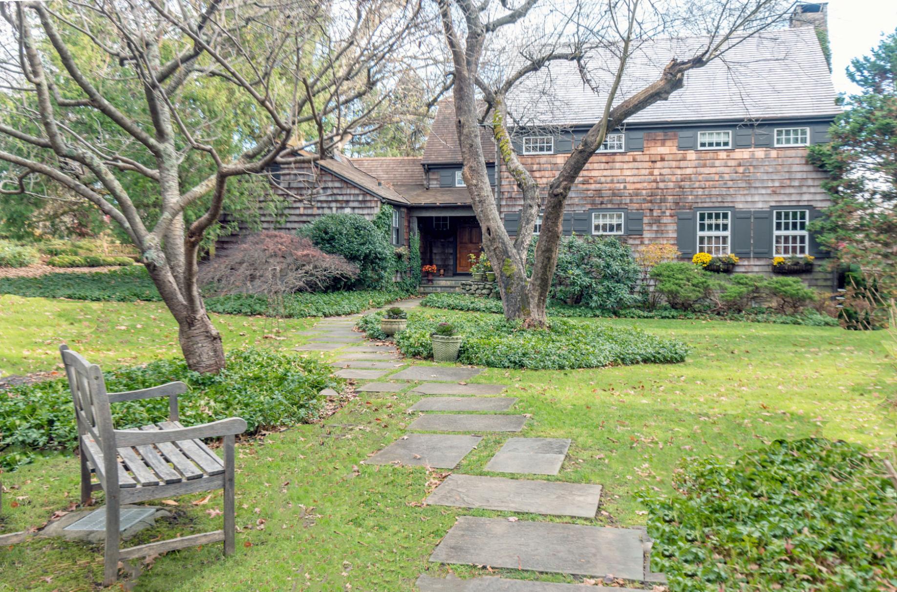 On the Market / Colonial farmhouse features lavish garden