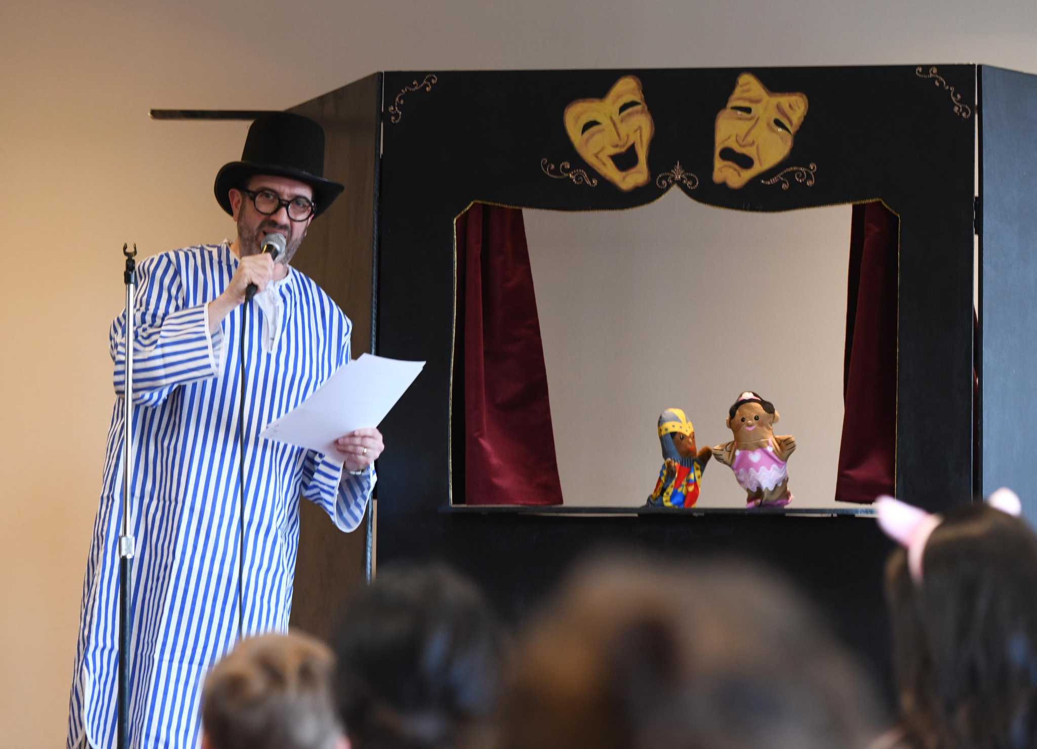 Kids celebrate Purim with puppet show in Greenwich
