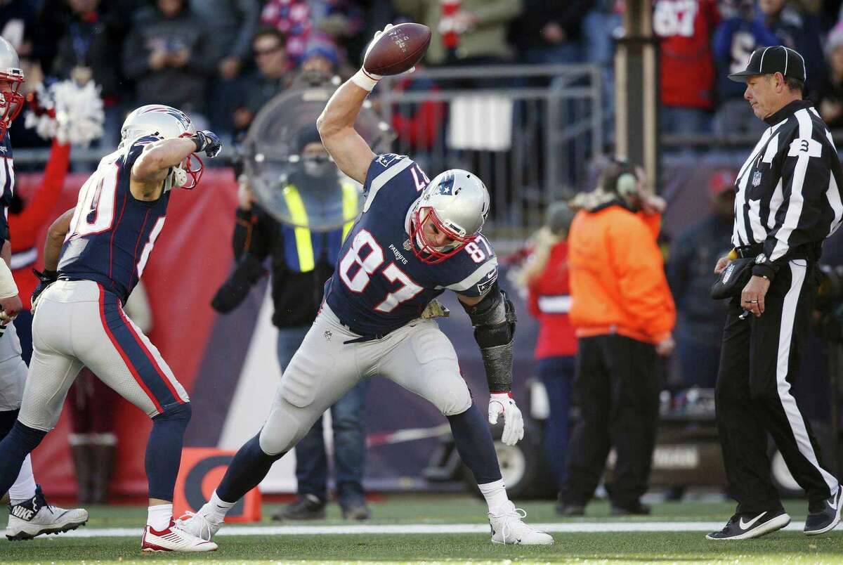 Patriots tight end Rob Gronkowski announces retirement