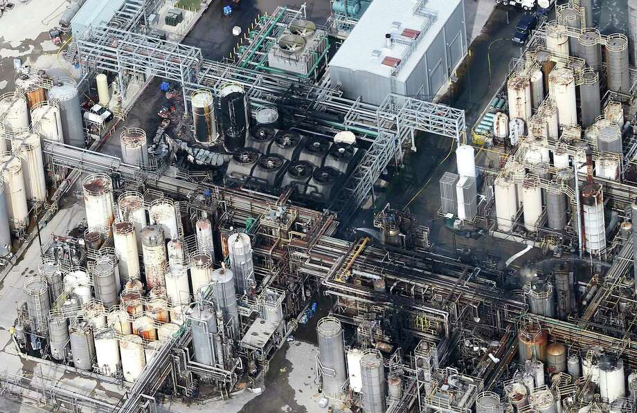 One dead in fire at KMCO chemical plant in Crosby - Houston Chronicle