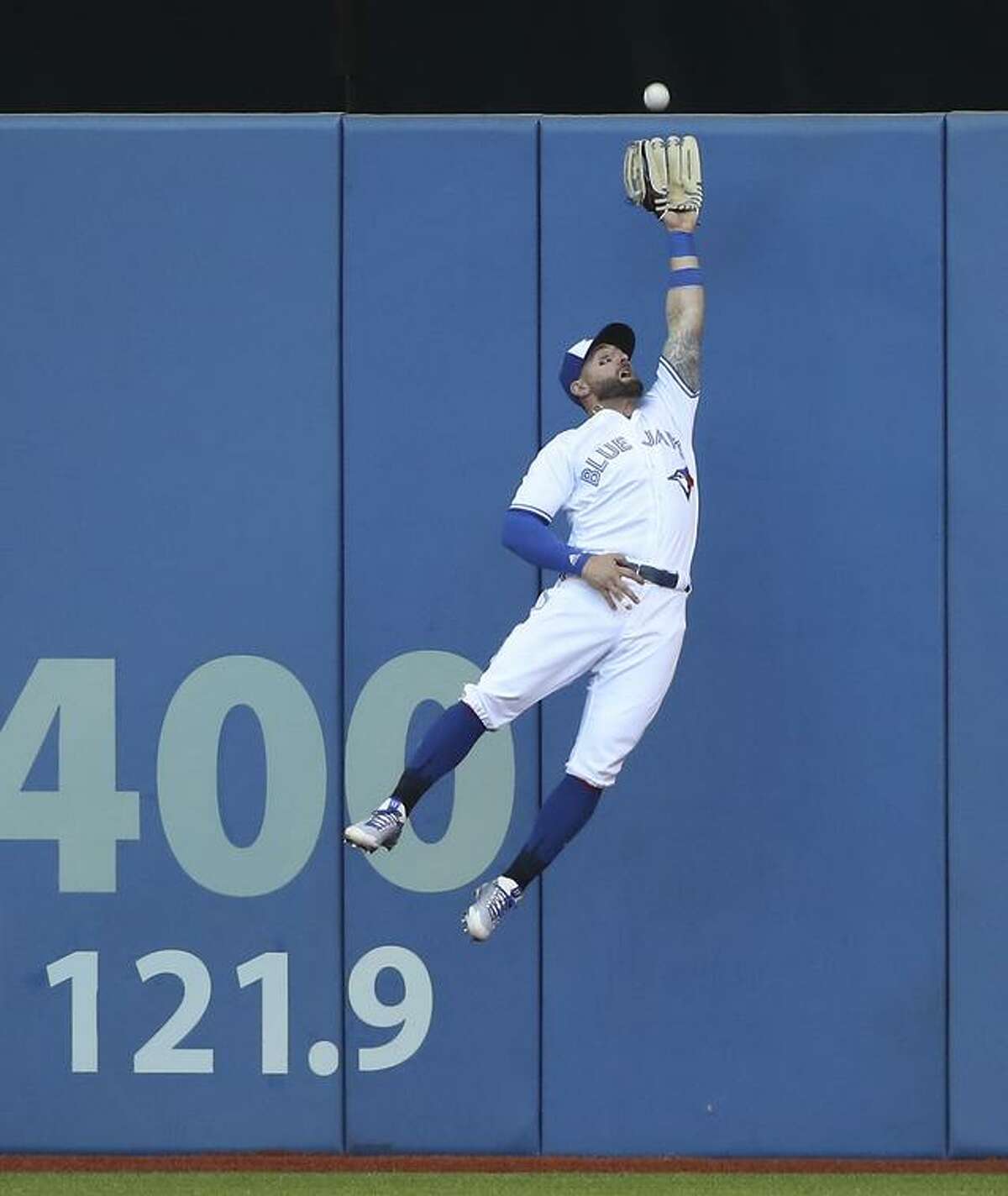 Giants acquire center fielder Kevin Pillar from Blue Jays in 4-player deal