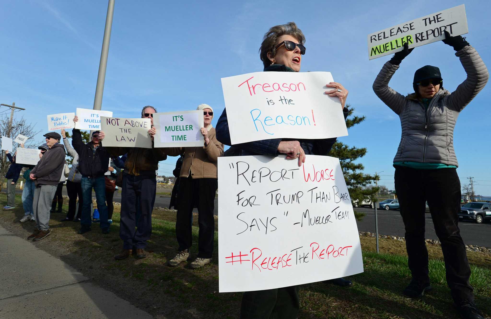 Over two dozen gather to call for full release of Mueller report
