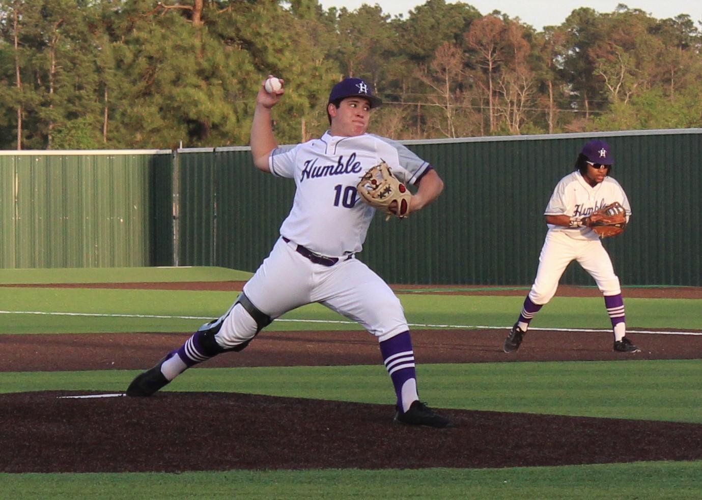 Baseball: Pena back in action after ACL injury during football