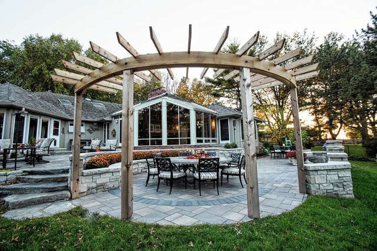 Pergolas: Ancient garden structures are being updated