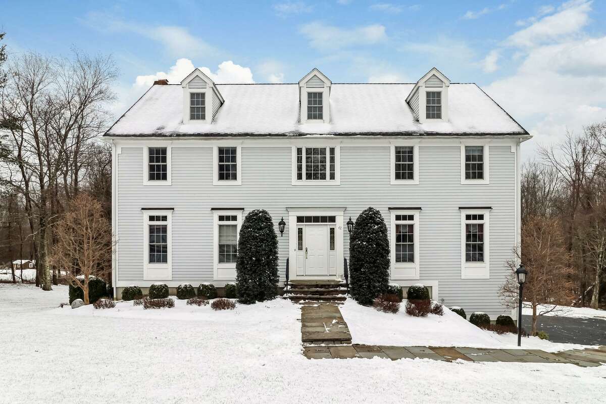 On the Market / A turnkey home with decorative details