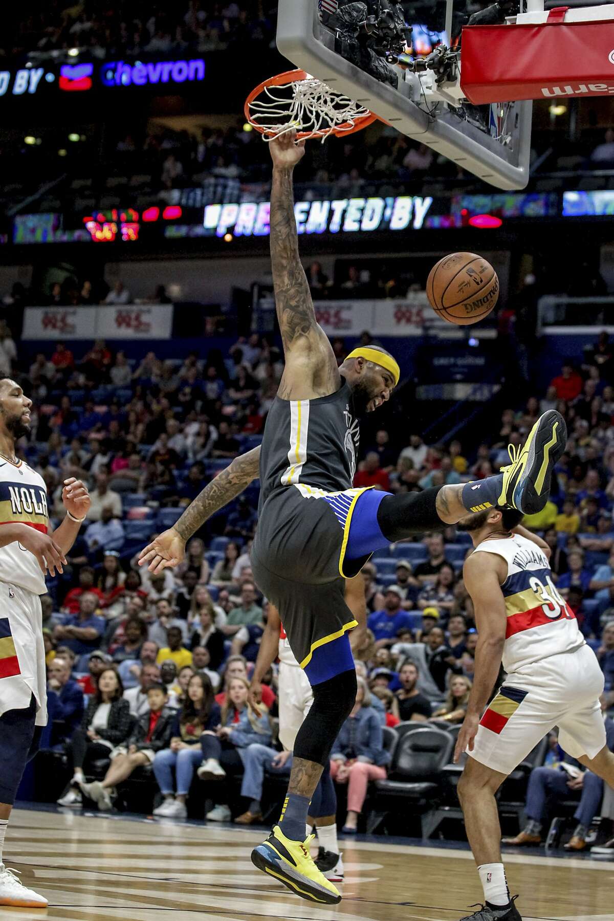 Stephen Curry injures foot in Warriors’ win; should be fine for Game 1