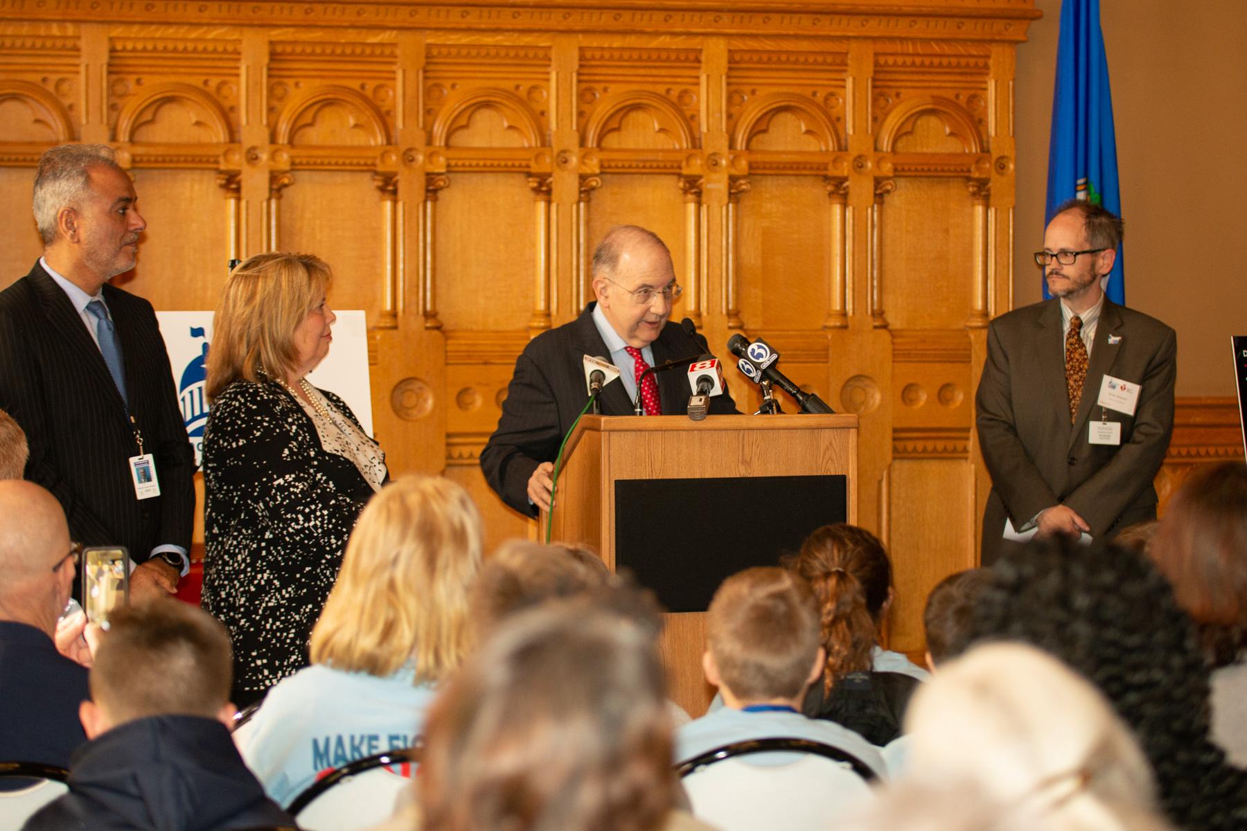 Connecticut legislators advocate for raising smoking age to 21