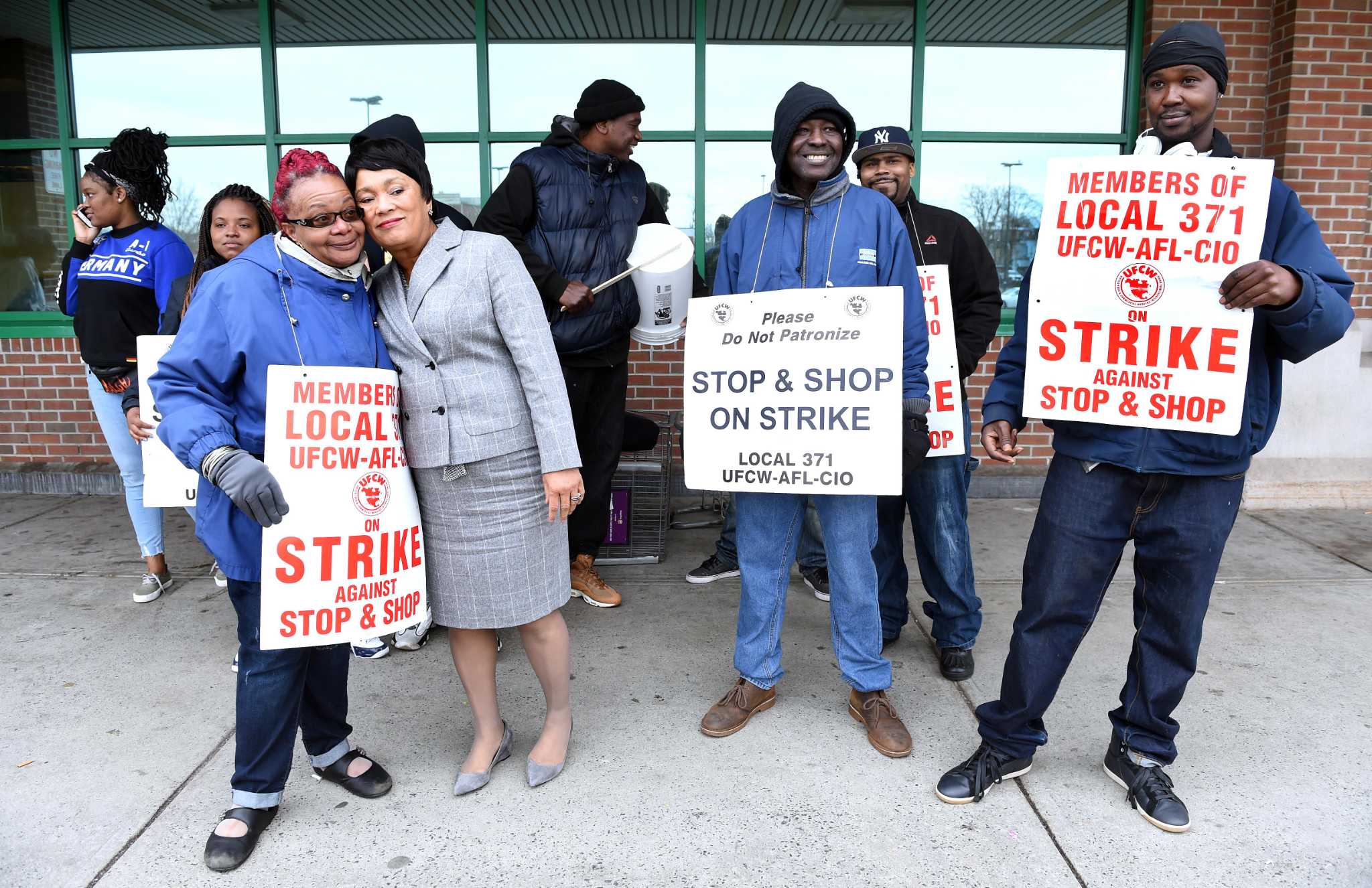 Shoppers, officials back striking Stop & Shop workers, vow to buy ...