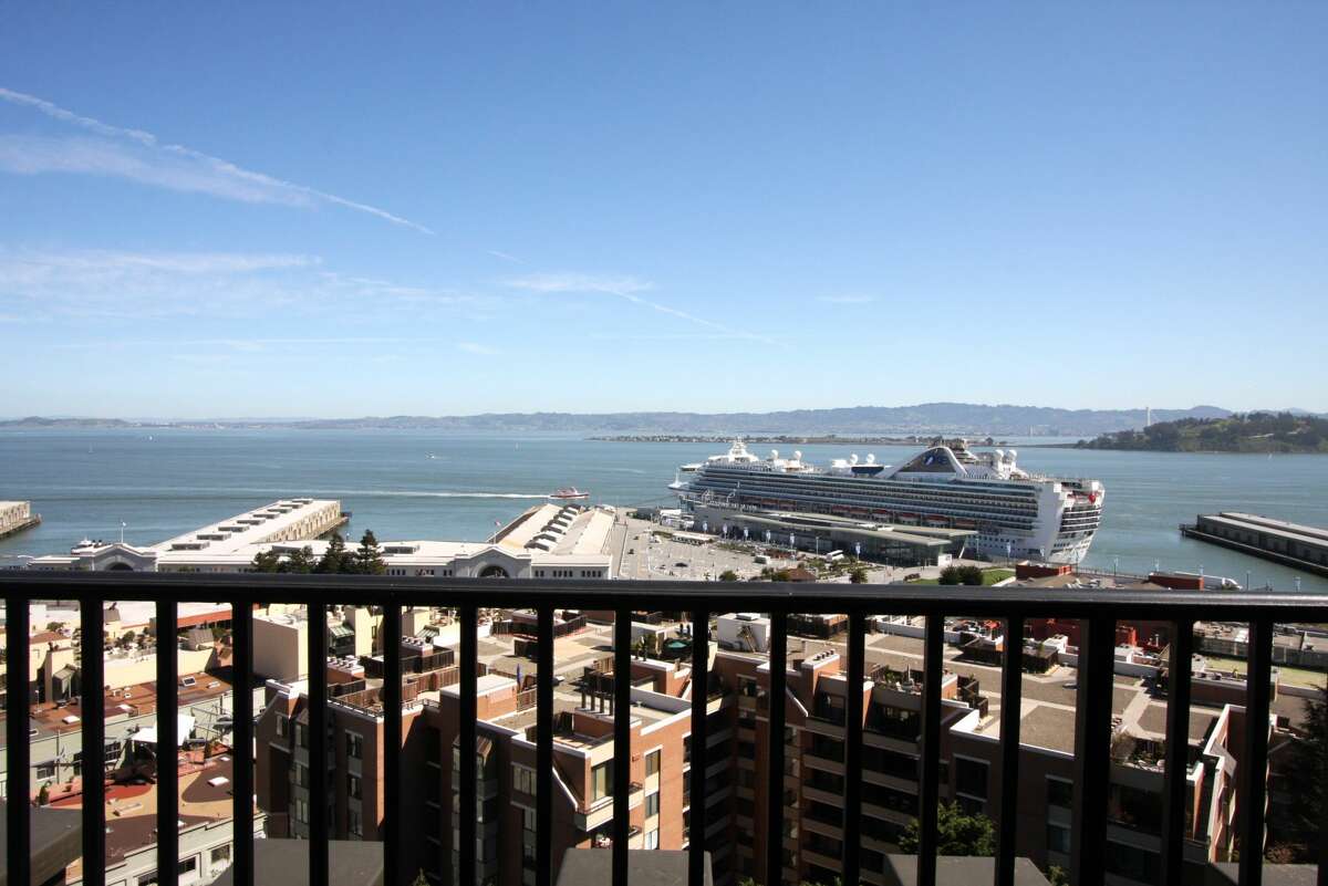 Here's what Julius' Castle looks like 12 years after its closure — and ...