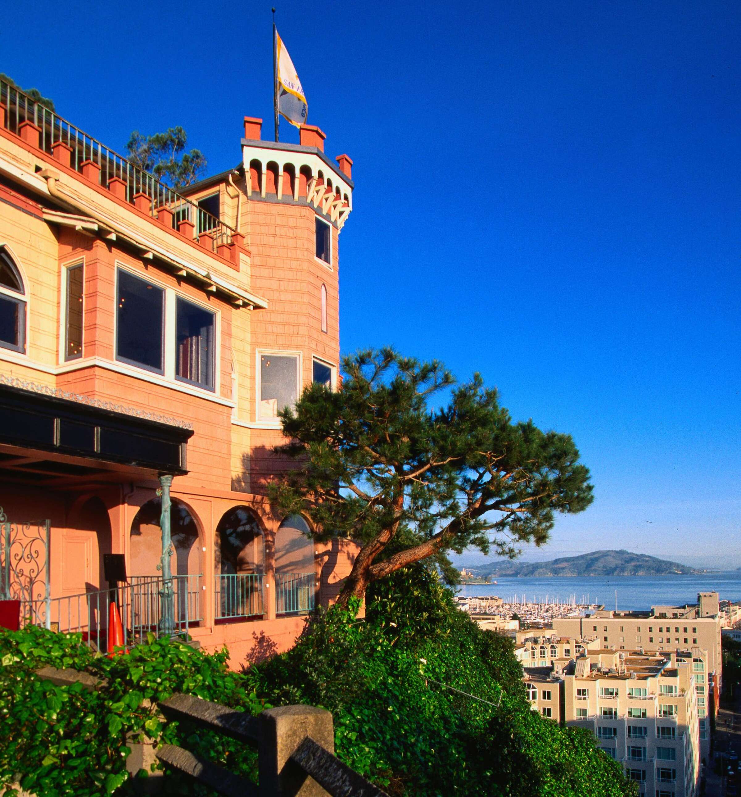 Here's what Julius' Castle looks like 12 years after its closure — and ...