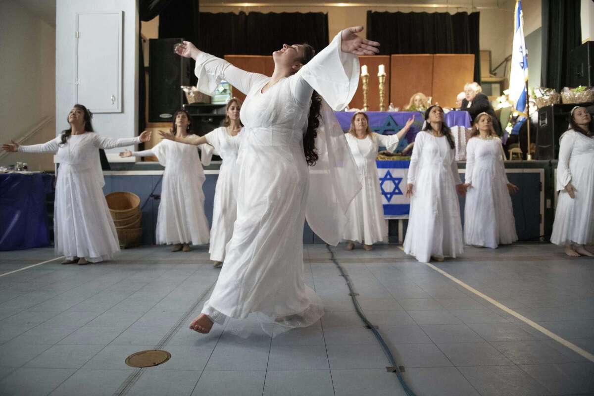 San Antonio’s largest Passover Seder draws nearly 400