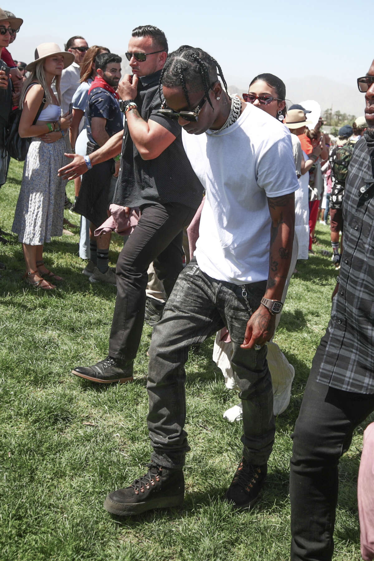 Travis Scott and Justin Bieber hang out, Kendall Jenner returns for ...