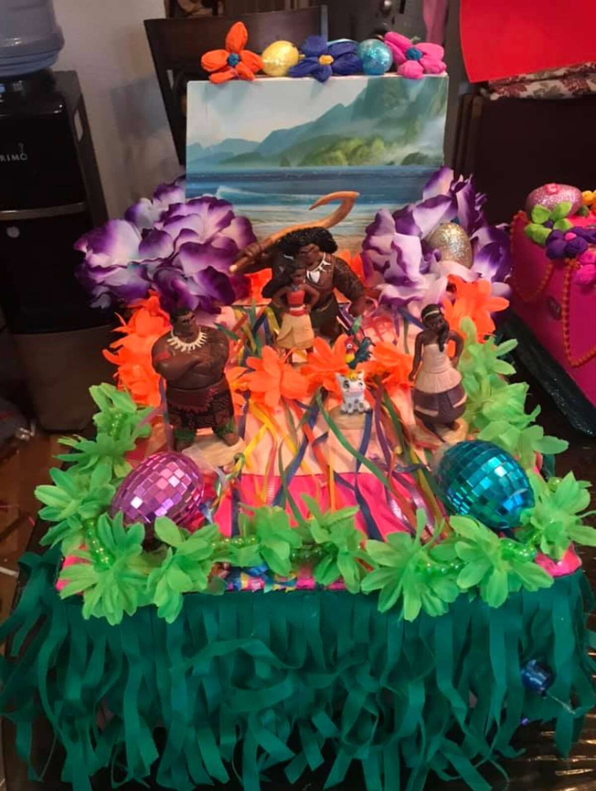 San Antonio continues its Fiesta tradition of shoe box floats