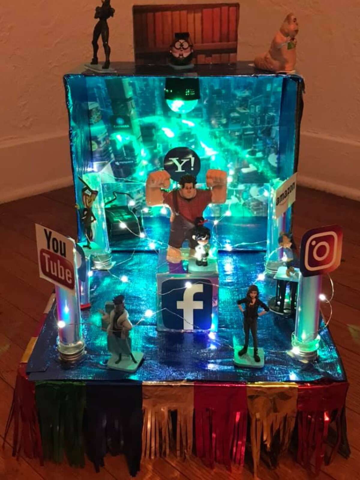 San Antonio continues its Fiesta tradition of shoe box floats