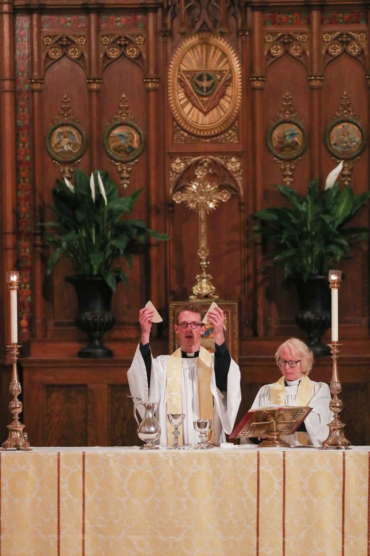 Friends and family gather to mourn Houston couple killed in Kerrville ...