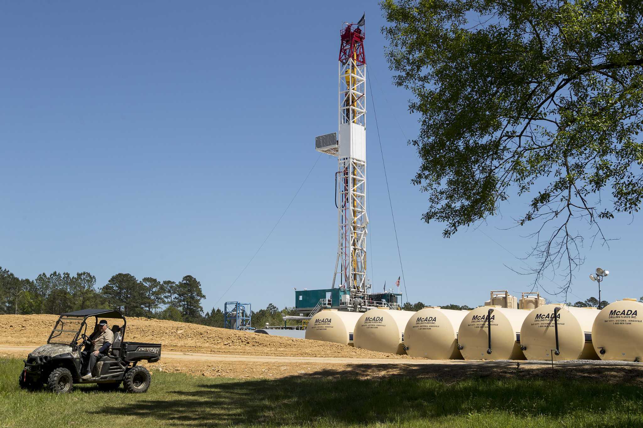 Texas leads slight dip in rig count