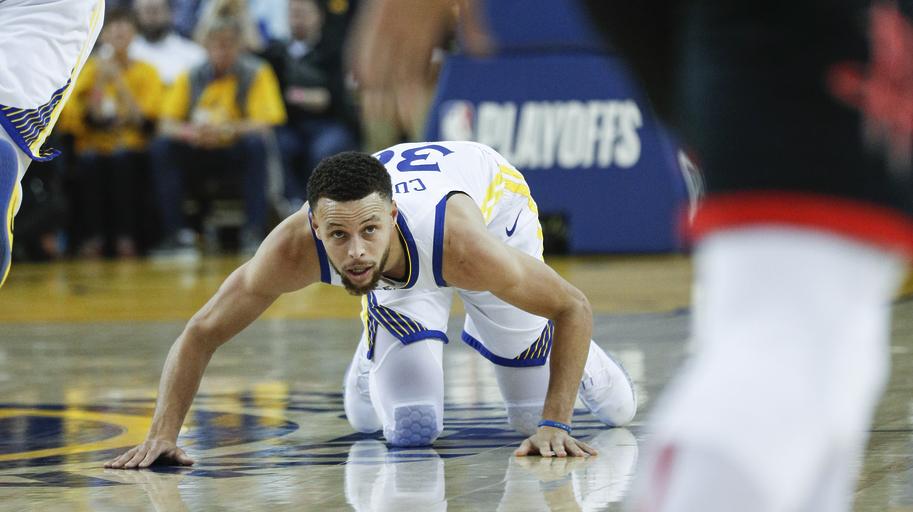 Stephen Curry dislocates middle finger vs. Rockets, returns not long after