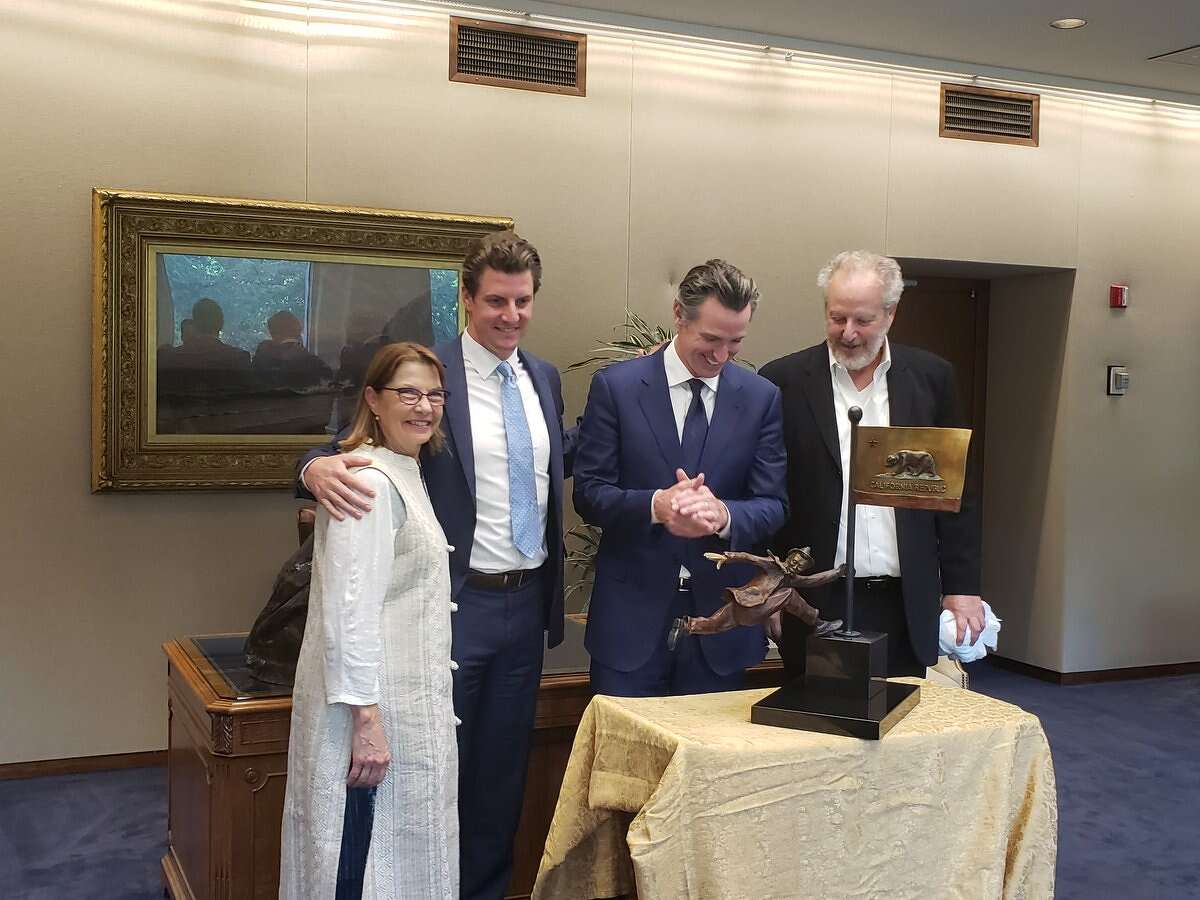 Look at this weird sculpture the guy from 'Home Alone' made for Gavin ...