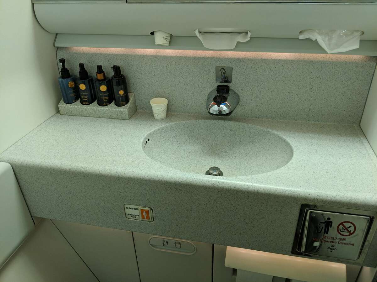 Review: EVA Air Business Class Saigon-Taipei-SFO [PHOTOS]