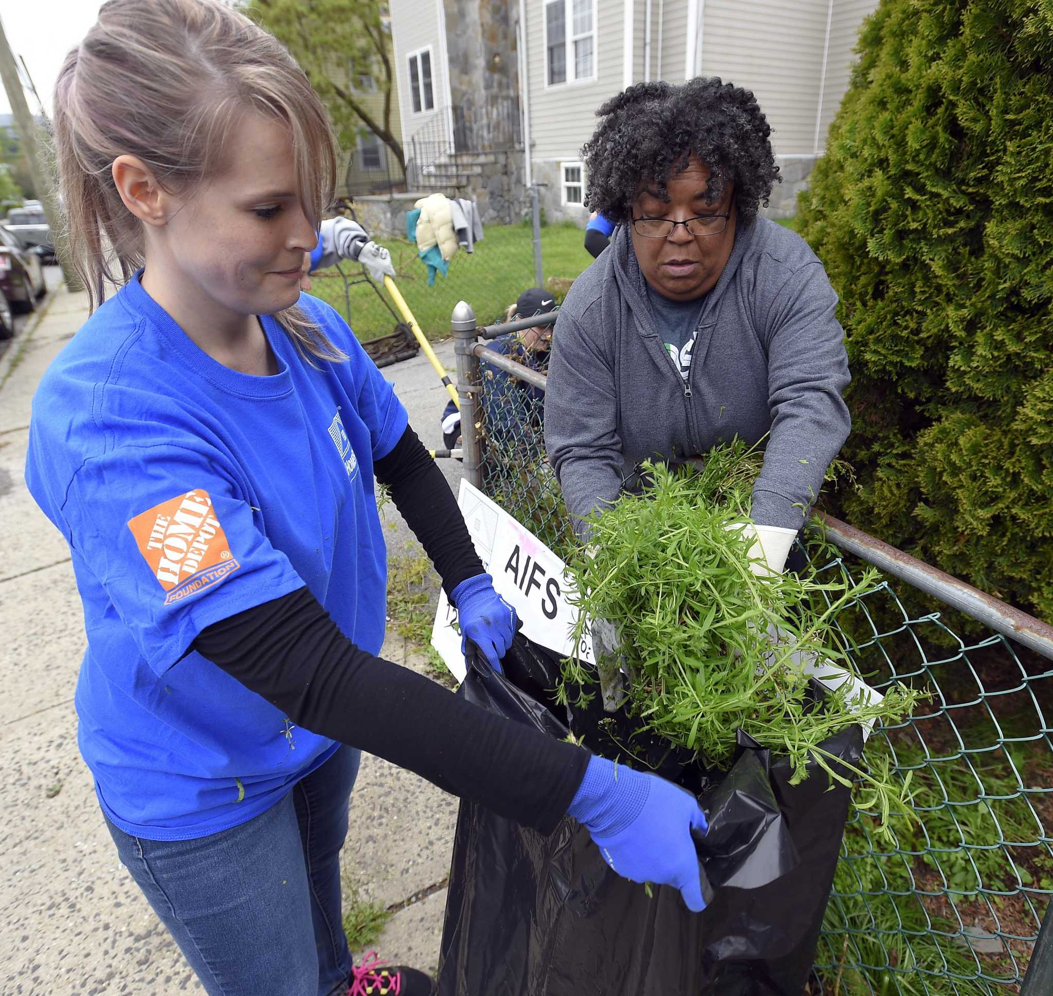 Volunteers Pitch In For Home Repair Projects volunteers-pitch-in-for-home-repair-projects