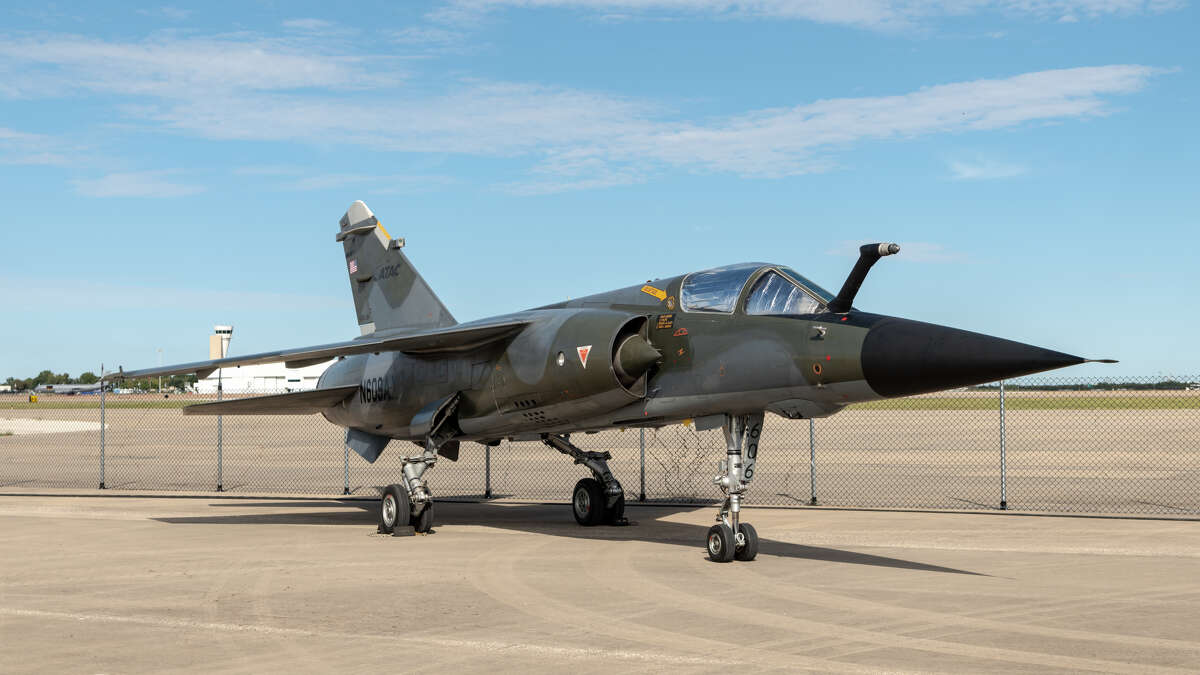 Texas company's private air force has 90+ fighter, attack jets to help ...
