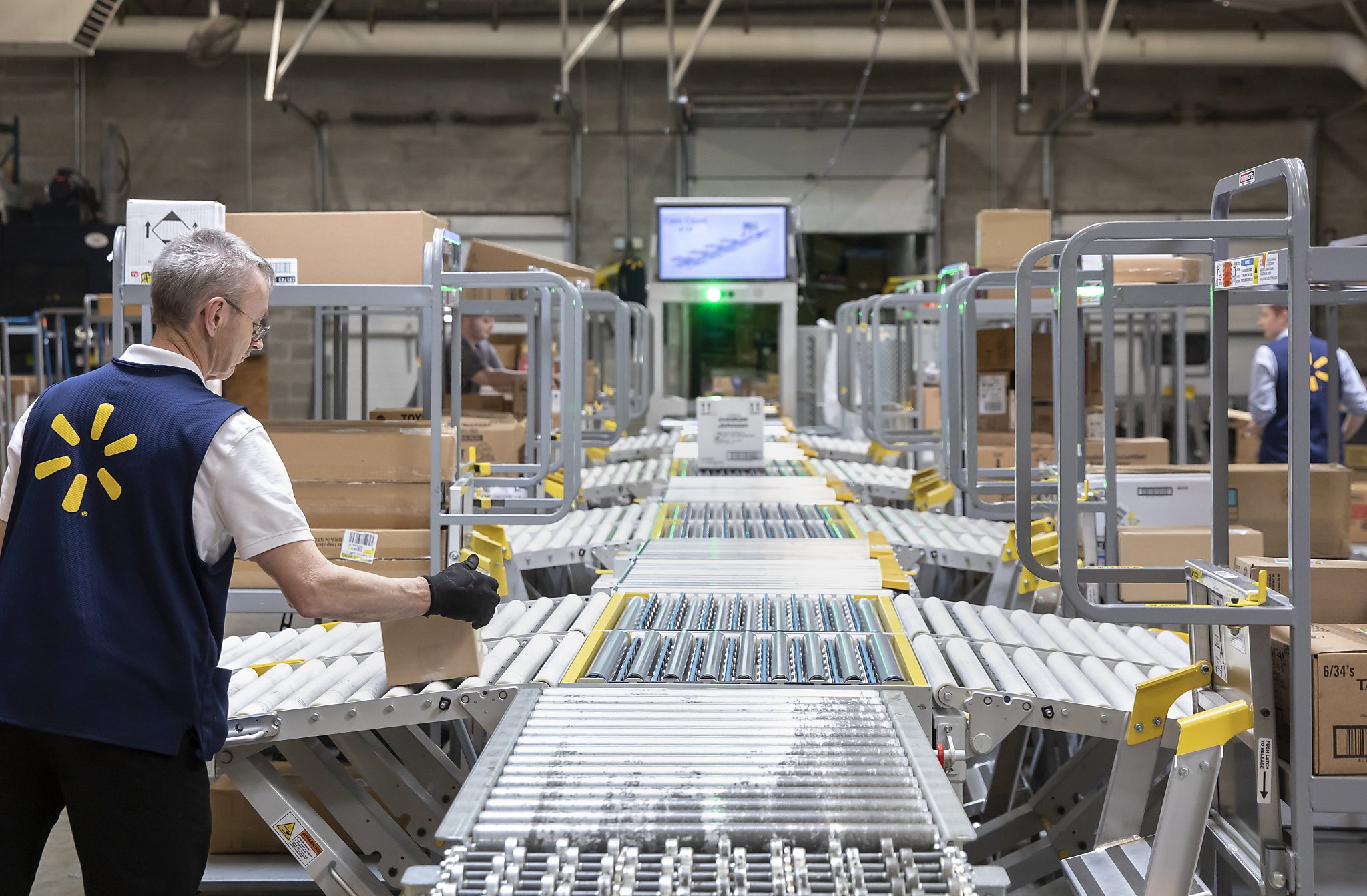 Walmart’s robot zips along in tech revolution that’s raising big questions