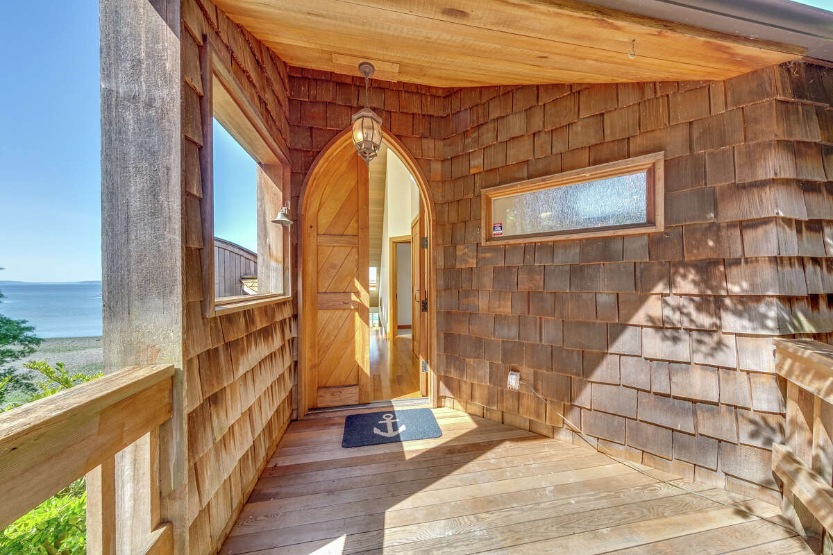 80 degrees in Seattle? You need this waterfront beach house