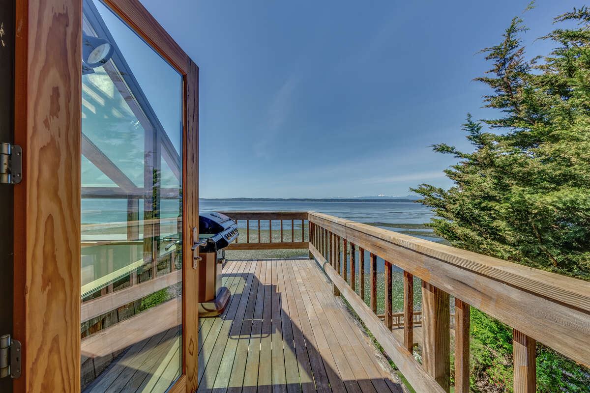 80 degrees in Seattle? You need this waterfront beach house