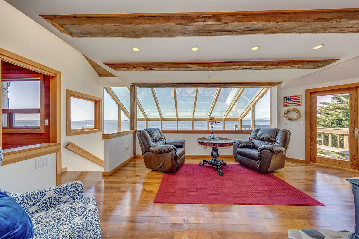 80 degrees in Seattle? You need this waterfront beach house