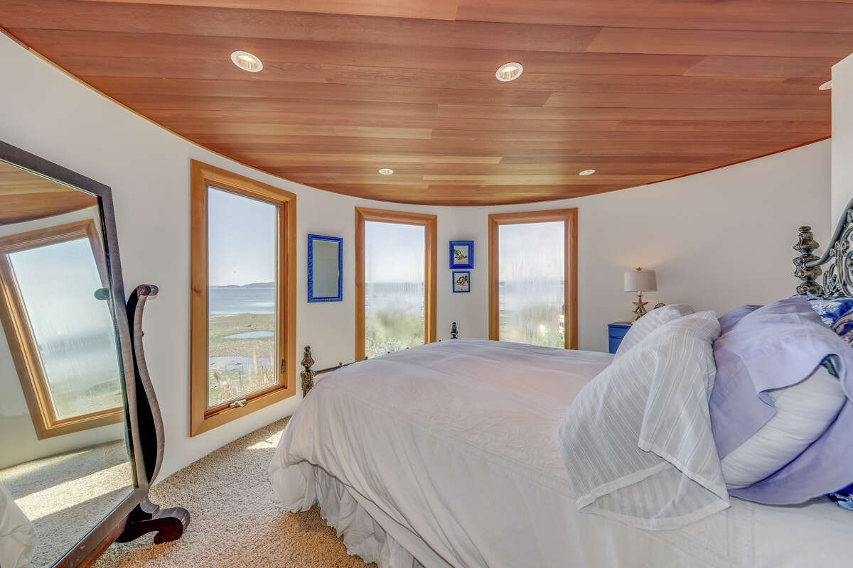 80 degrees in Seattle? You need this waterfront beach house