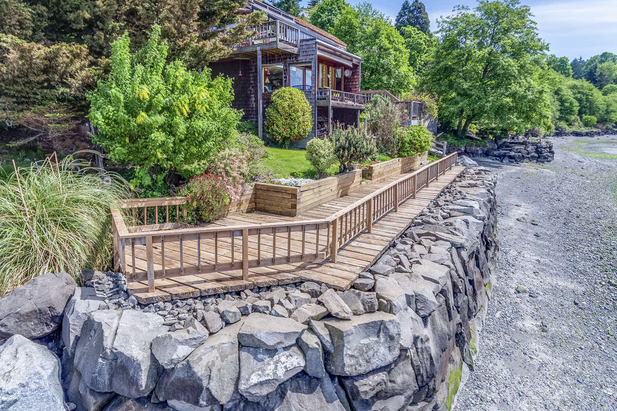 80 degrees in Seattle? You need this waterfront beach house