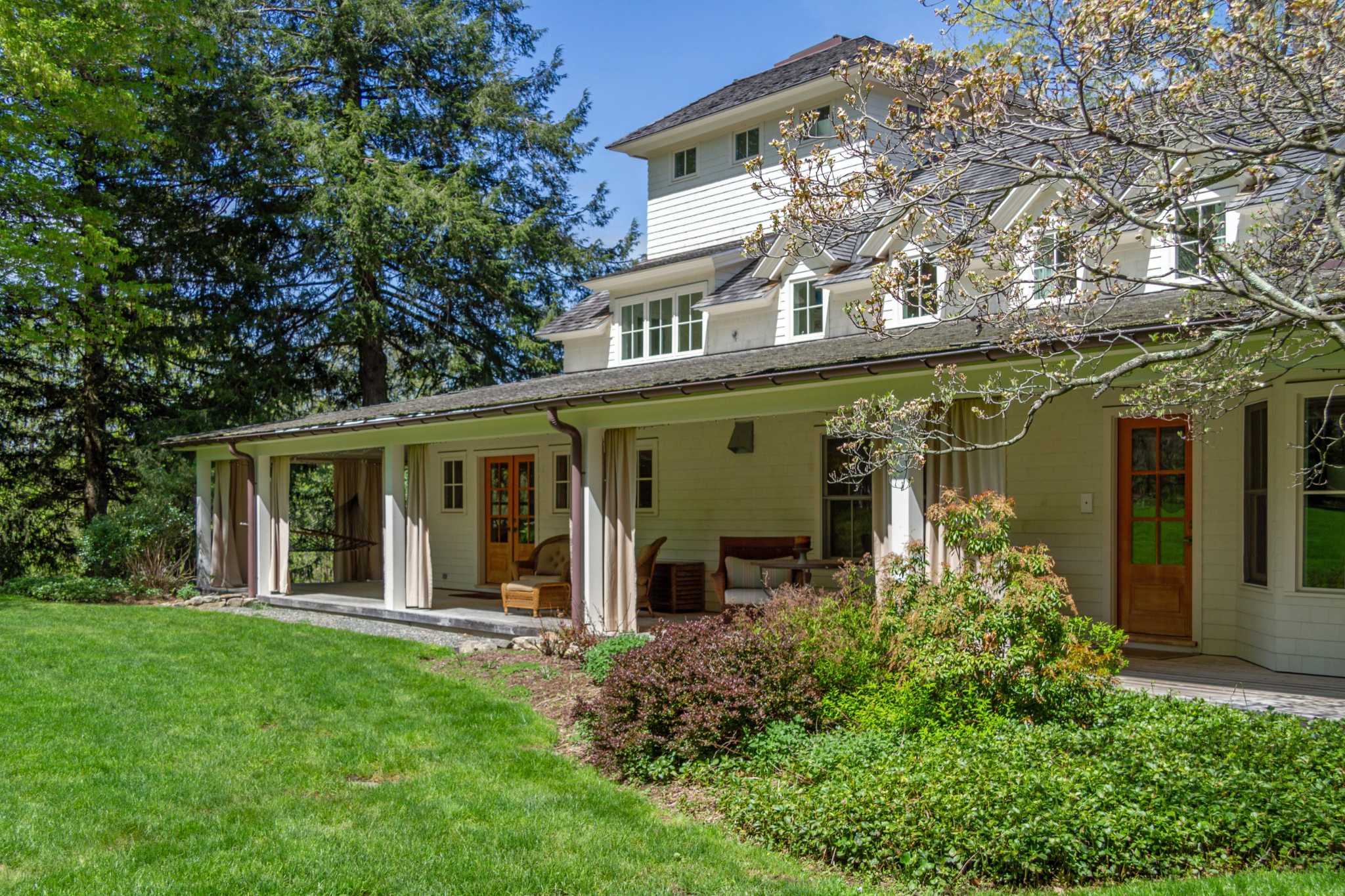 On the Market / Vintage farmhouse rooted in local history