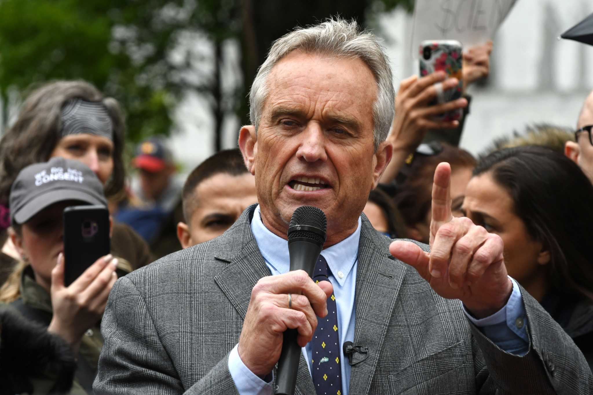 'Anti-vaxxers' including RFK Jr. rally at Capitol