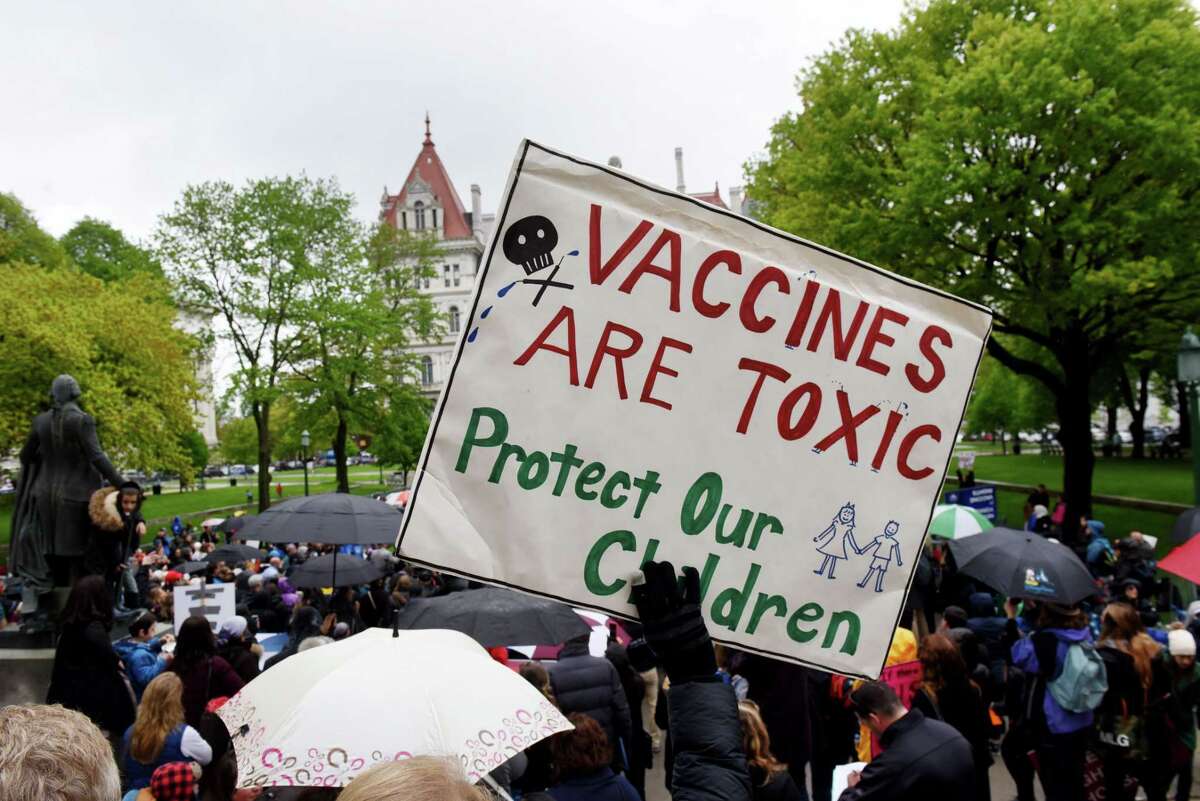 'Anti-vaxxers' including RFK Jr. rally at Capitol
