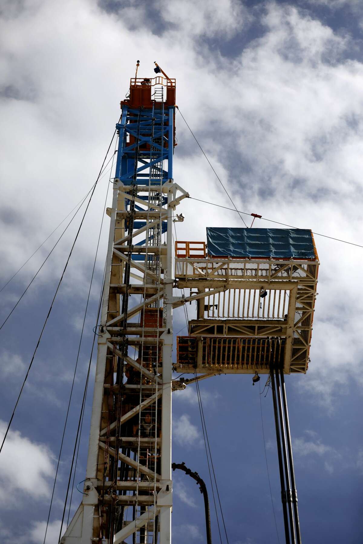 Baker Hughes: U.S. rig count surpasses 700; nearly half in the Permian