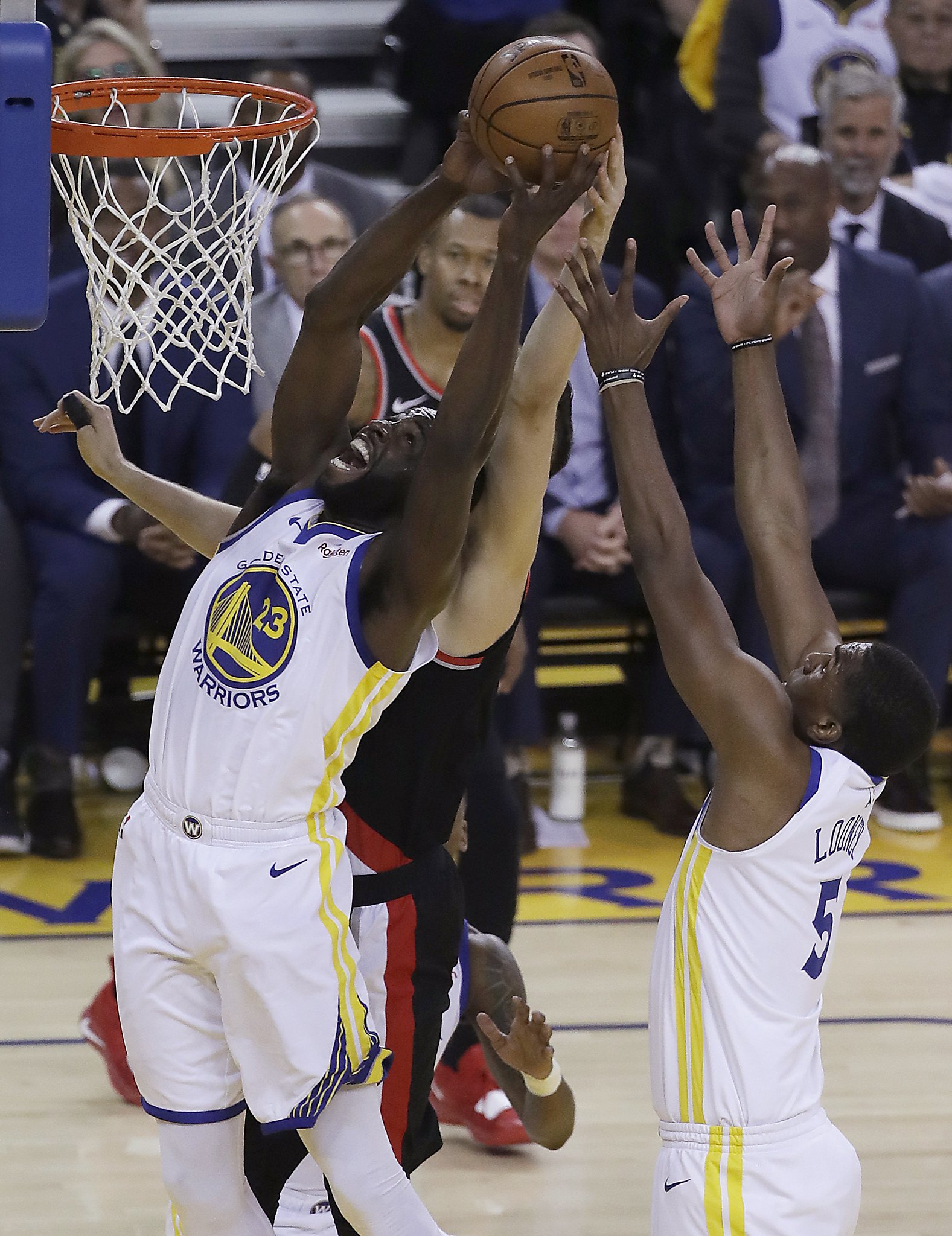 Draymond Green hits Kevon Looney in the face with a bad pass, Warriors ...