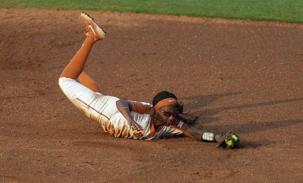 Texas takes down Houston twice, advances to NCAA super regional