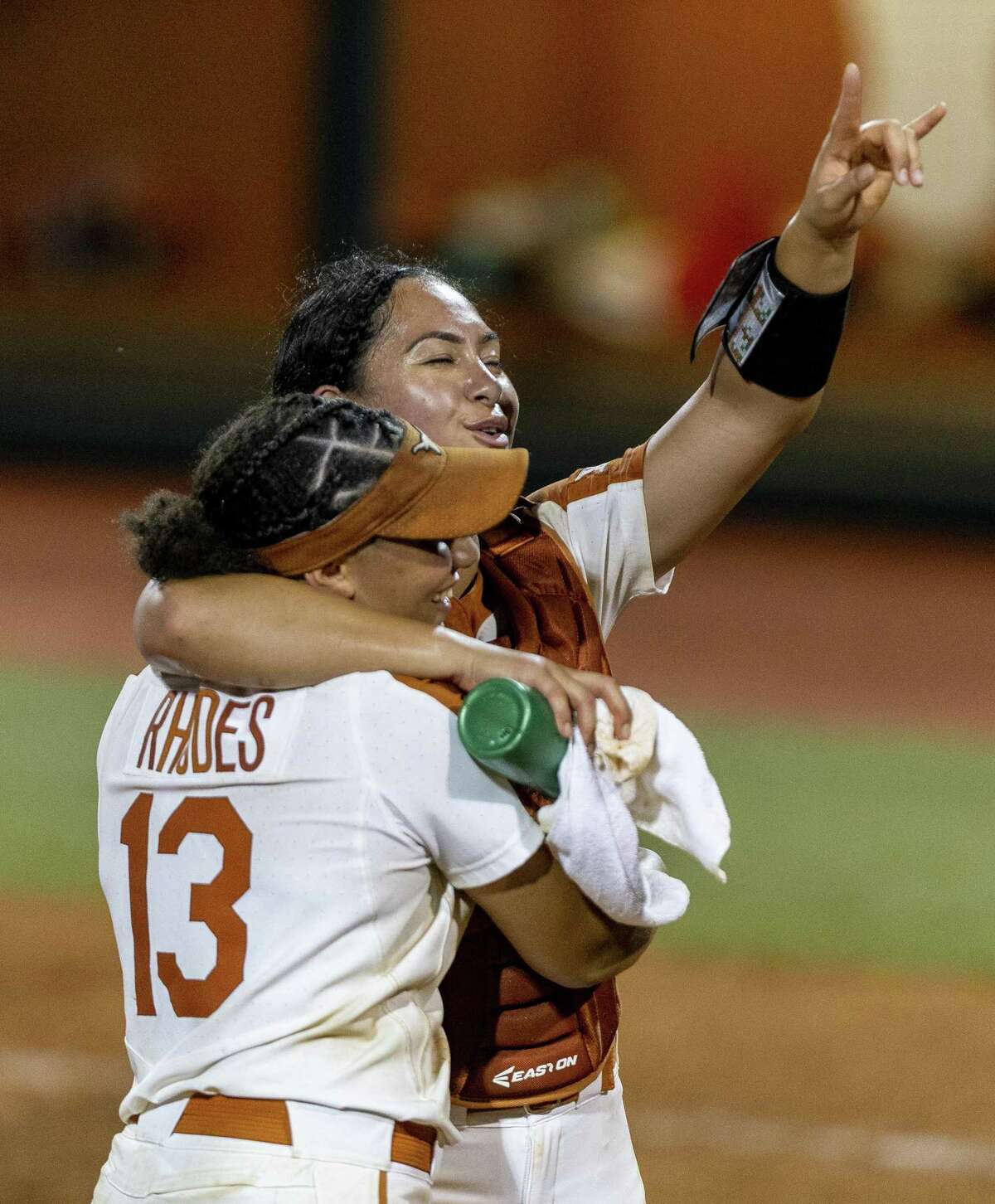 Texas takes down Houston twice, advances to NCAA super regional